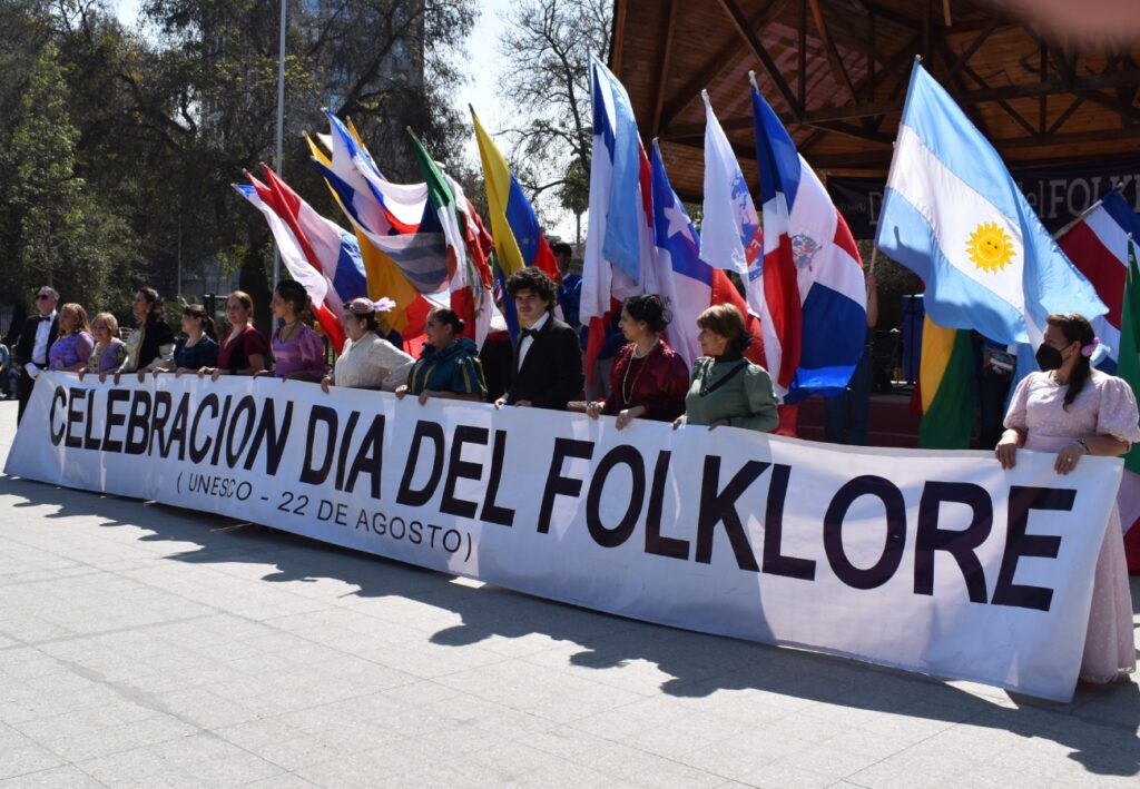 Santiago se viste de tradición: La Alameda se llena de color y danza en ...